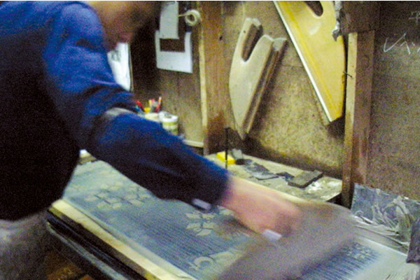 注染（ちゅうせん）と手捺染（てなせん）- NUNOいろは｜SHOKUBI